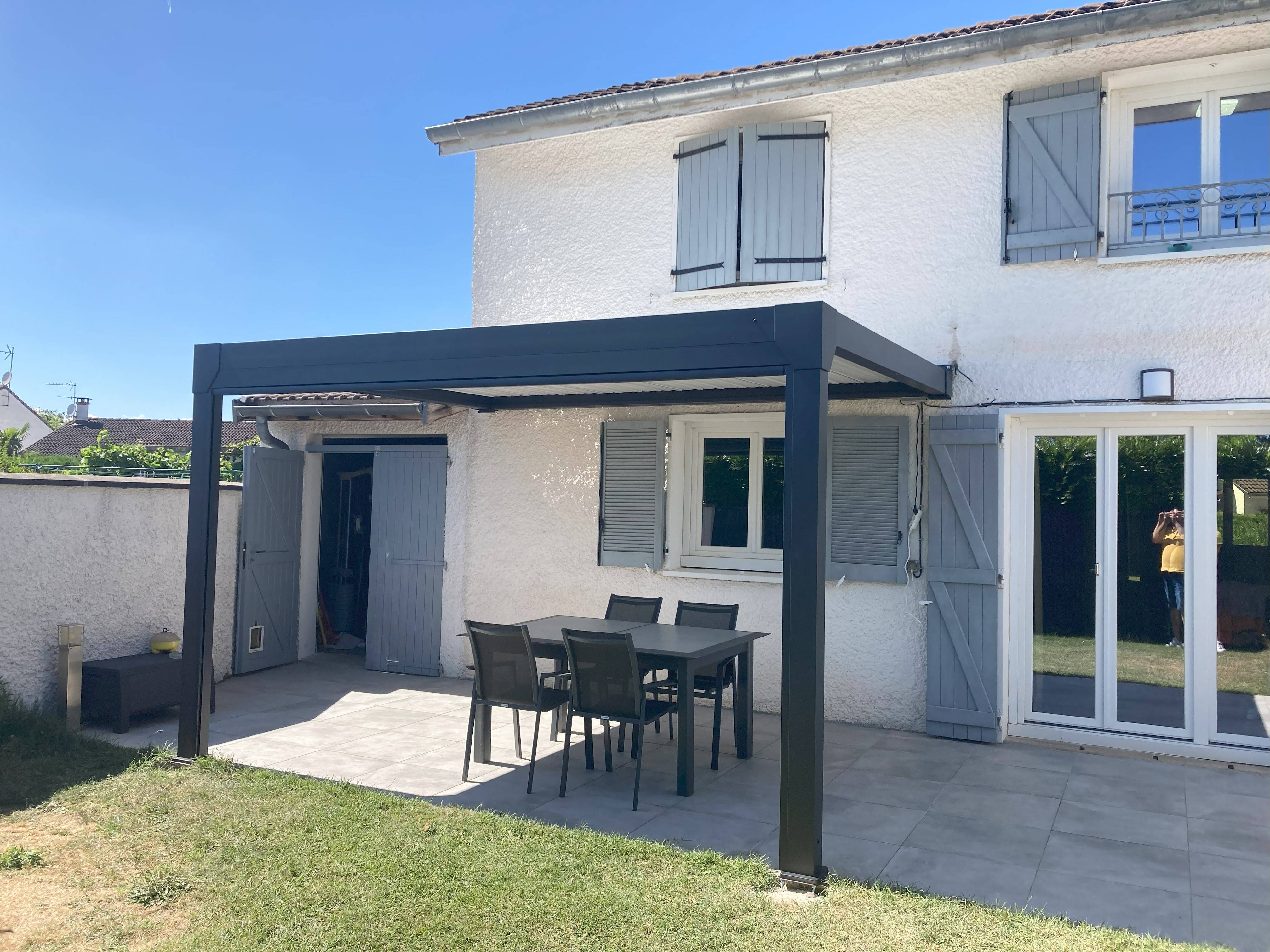 Pergola Bioclimatique 12m² ADOSSEE en aluminium motorisée avec ...