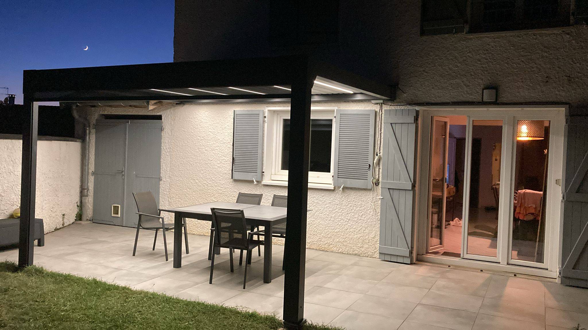 Pergola Bioclimatique 12m² ADOSSEE en aluminium motorisée avec ...