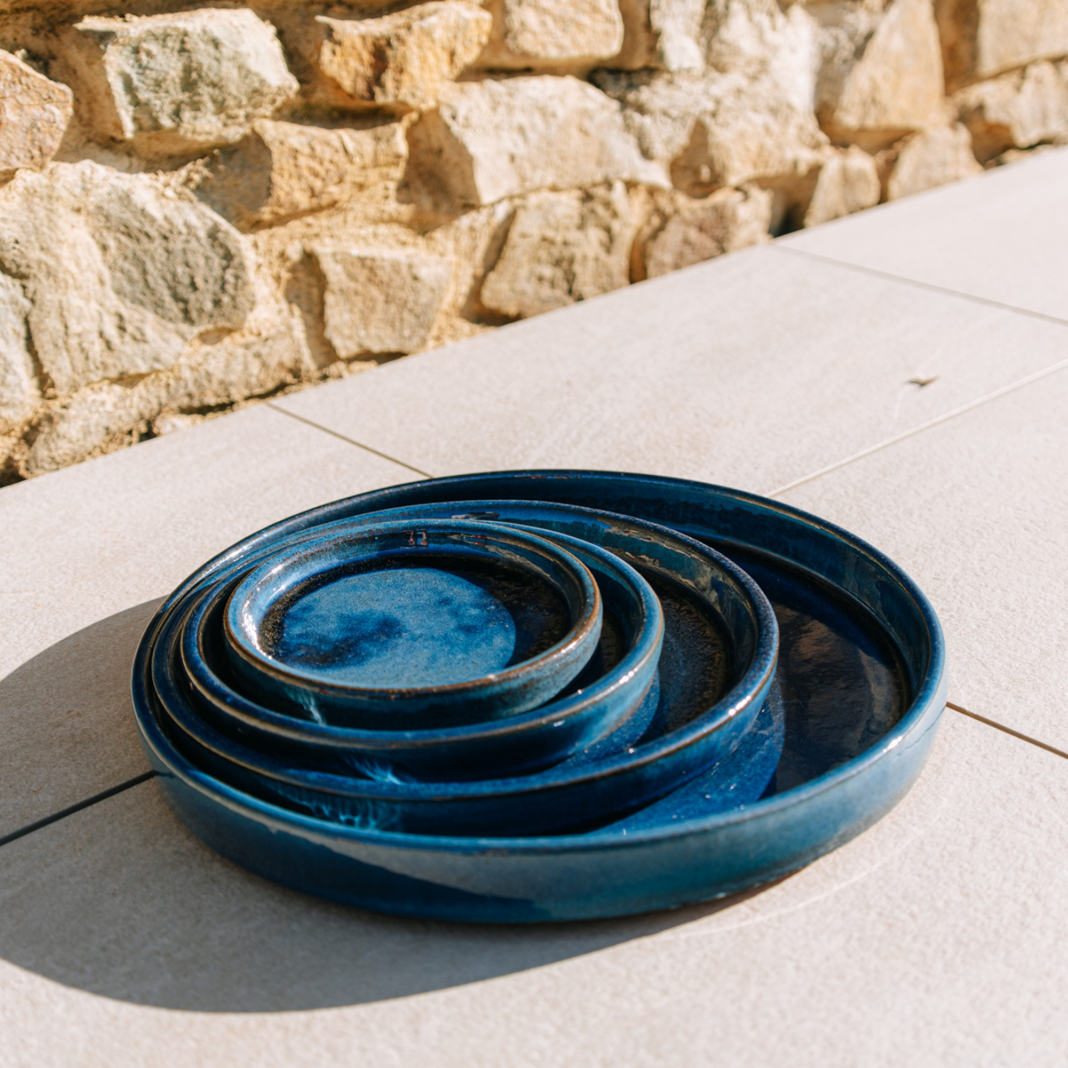 Soucoupe 21cm bleu azur faite à la main en terre cuite émaillée - Jardiland