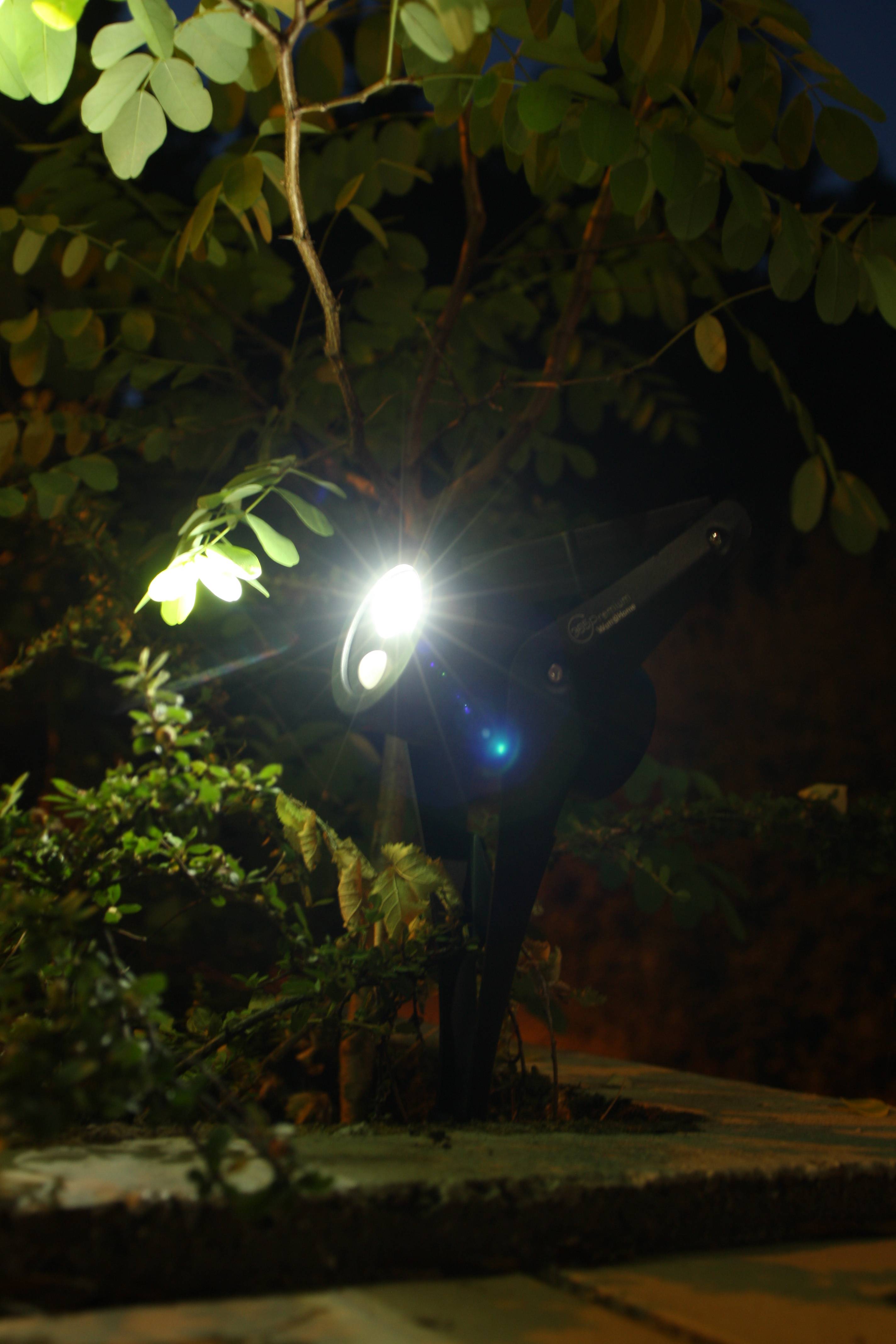Spot à planter alu noir avec détecteur 250 lumens - ECLOZ - Jardiland